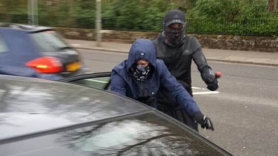 Police revisit scene of Giffnock house robbery - BBC News