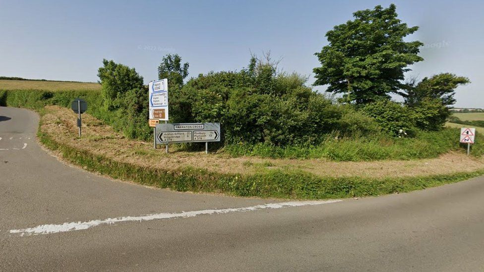 Campervan driver from Derby dies in Devon crash - BBC News