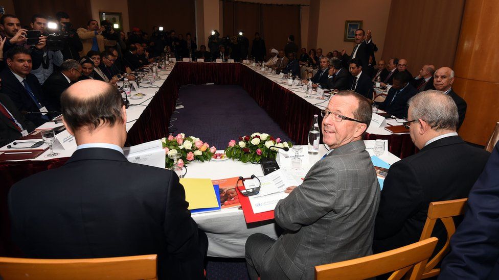 Libya's rivals agree 'to sign UN-backed deal' - BBC News