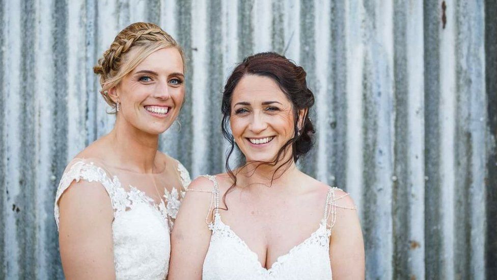 Stopio yfed: ‘Dwi isho bod yn hollol bresennol i mhlant’ - BBC Cymru Fyw