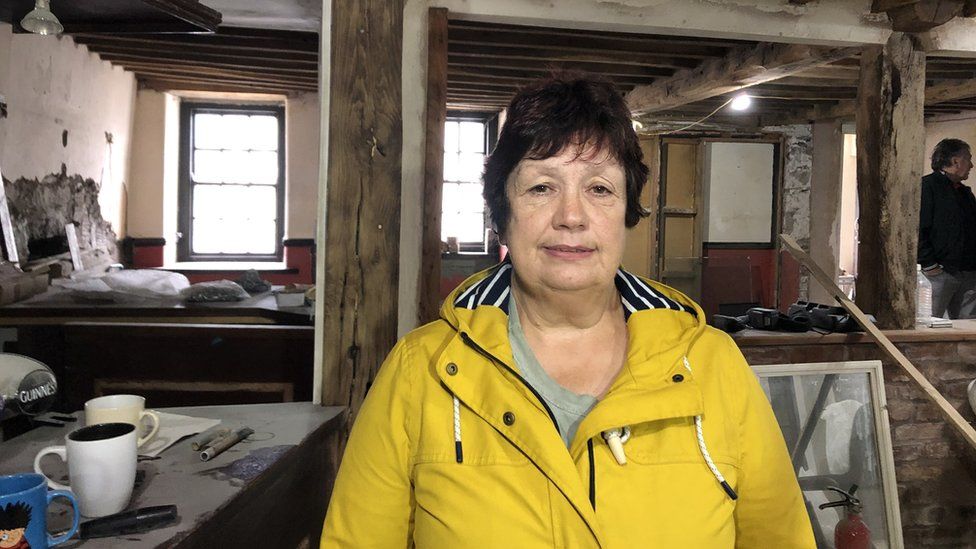 Casglu £500,000 mewn pythefnos i achub tafarn Cerrigydrudion - BBC ...