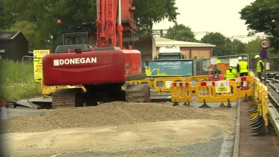 Manchester road collapse: Work begins to fill in huge hole - BBC News