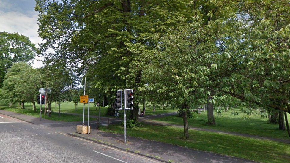 Man attacked after being pulled off bike in Edinburgh - BBC News