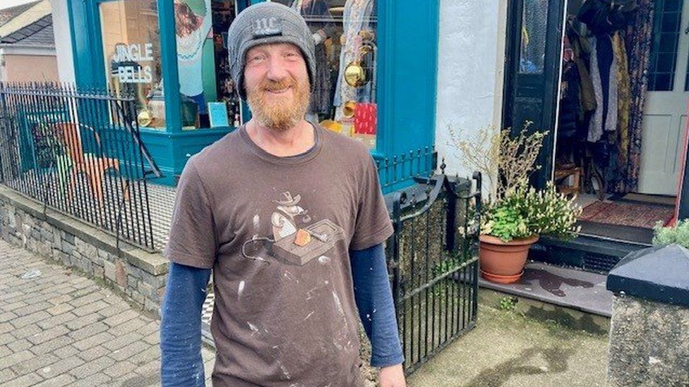 Gwynedd yn cymeradwyo codi treth ar ail gartrefi i 150% - BBC Cymru Fyw