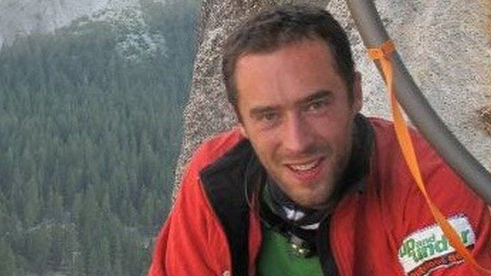 Queen honours those who lost lives saving others - BBC News