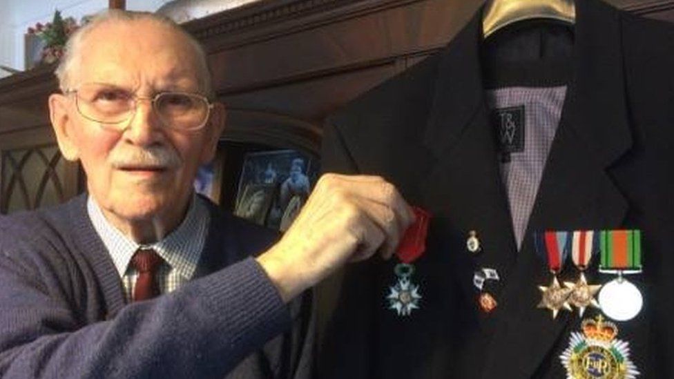 Former soldier Harry Gould, 91, awarded French honour - BBC News
