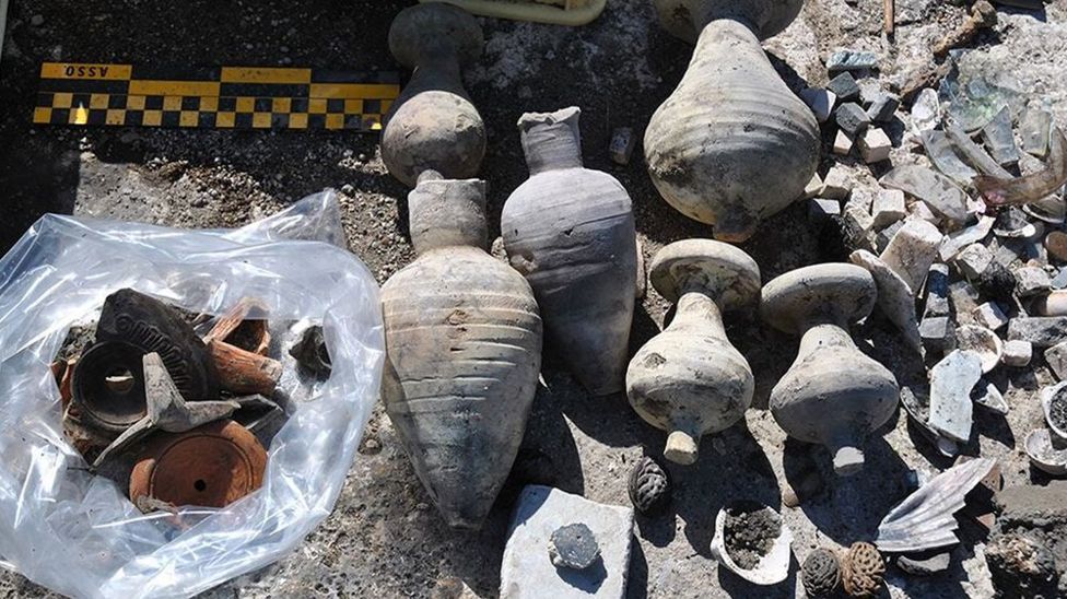 Ancient Rome: Artefacts discovered in well in Ostia, Italy - BBC Newsround