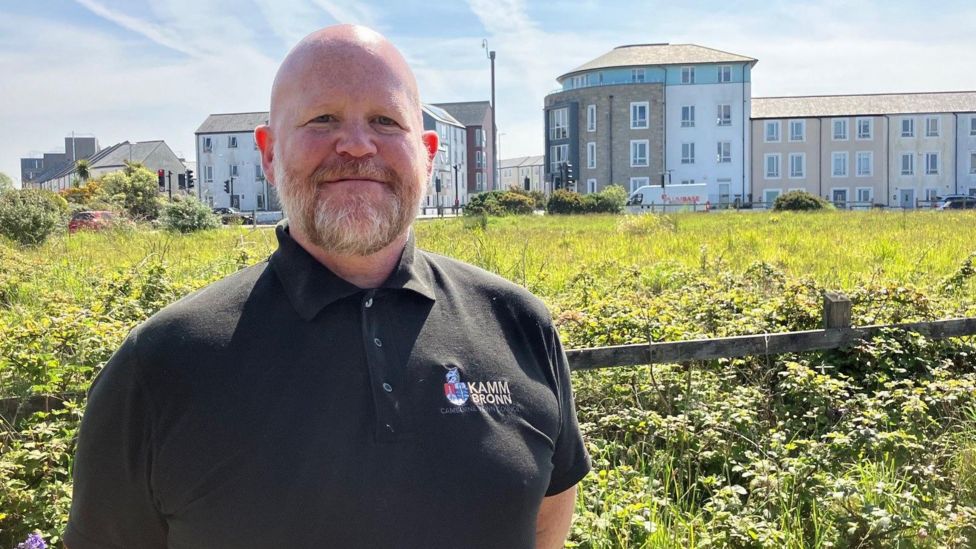 Camborne community space plan for 'neglected' land - BBC News