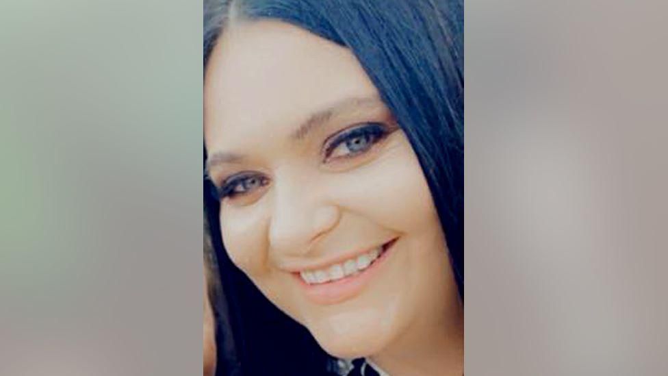 Wedding scammer conned guests out of thousands of pounds - BBC News