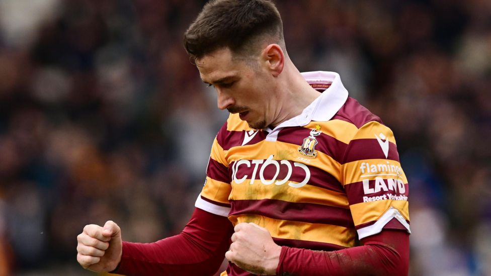 Jamie Walker: Bradford City offer new deal to ex-Hearts winger - BBC Sport