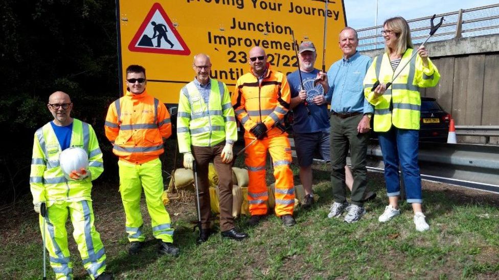 Nottingham: Volunteers clear 60 bags of litter from roadside - BBC News