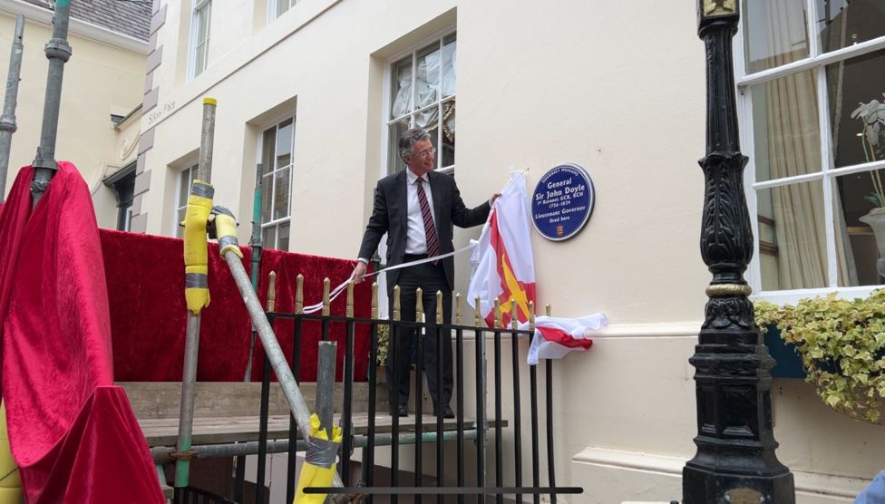 Plaque for influential lieutenant governor of Guernsey unveiled - BBC News