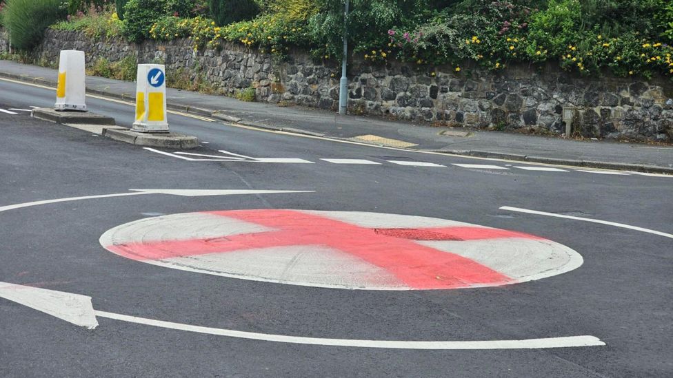 Ilkeston: England flag roundabout prompts council warning - BBC News