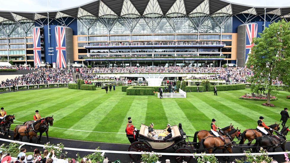 Royal Ascot: Racegoers arrive for first day of Berkshire event - BBC News