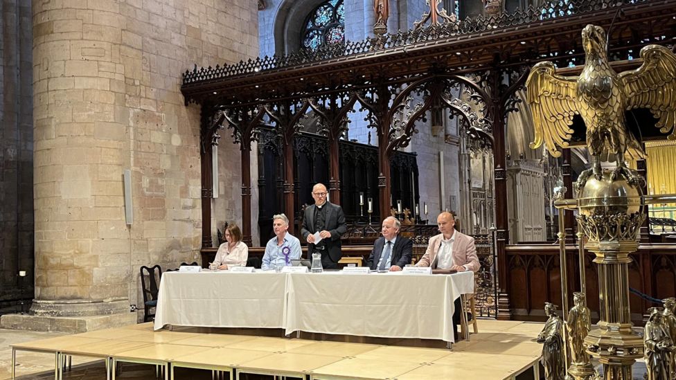 Political hustings across Gloucestershire attract hundreds - BBC News