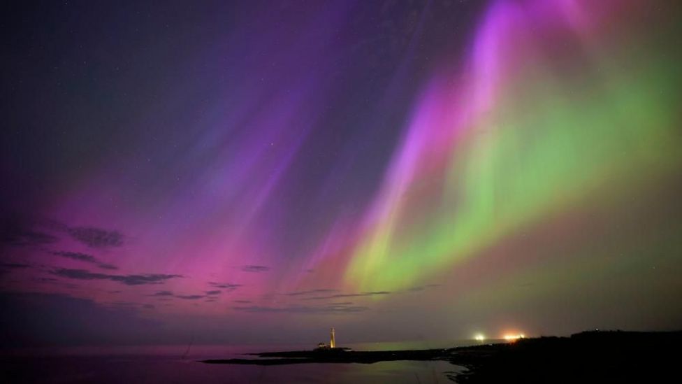 Surrey stargazers treated to Northern lights display - BBC News