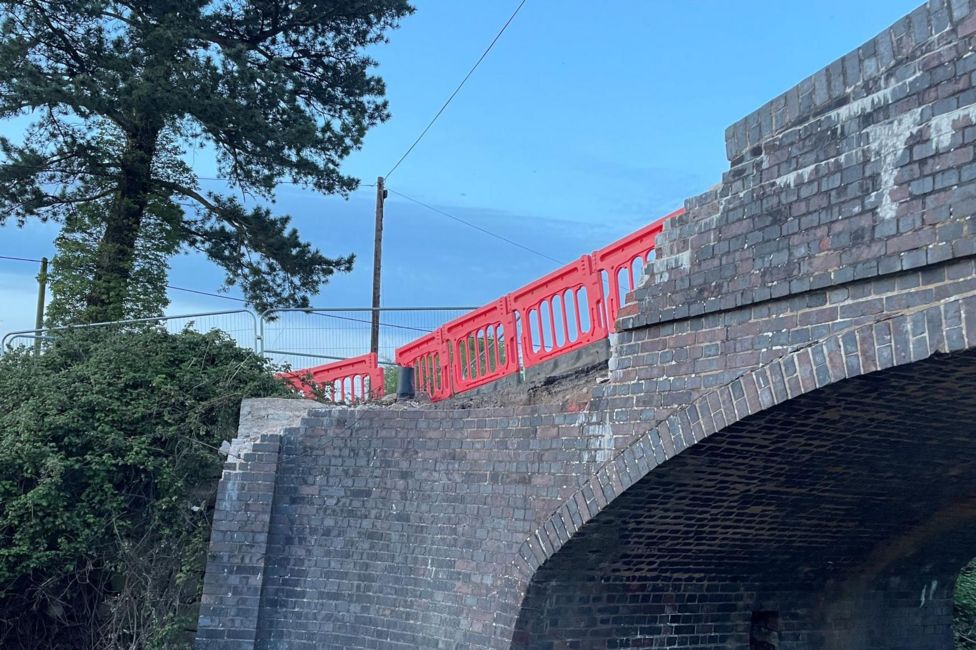 Police seek driver who cost Canal and River Trust £100,000 - BBC News