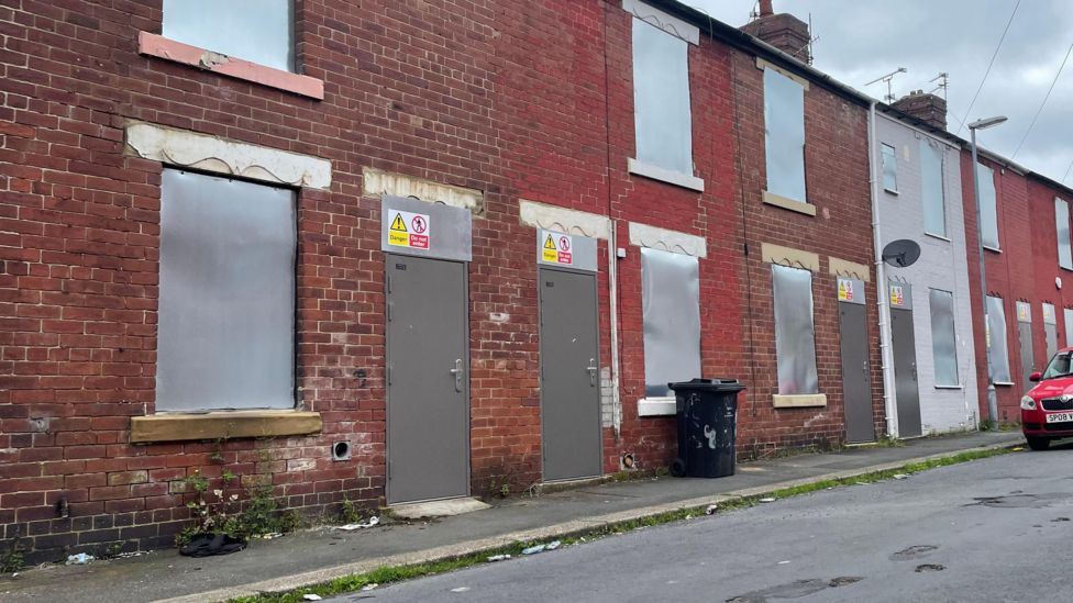 Barnsley: Plans to bulldoze 30 homes defended by council - BBC News