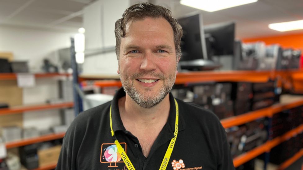 Basildon computer giveaway aims to tackle digital divide - BBC News