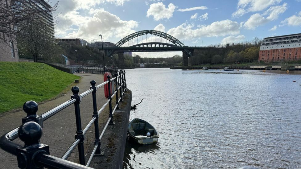 Man missing after Sunderland river rescue attempt - BBC News