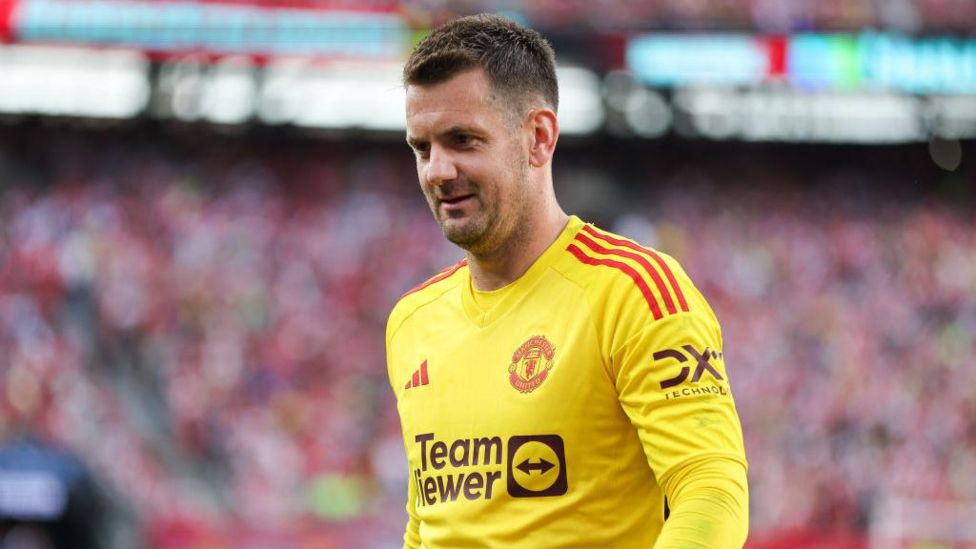 Manchester United's Tom Heaton unsure about Luton Town offer - BBC Sport