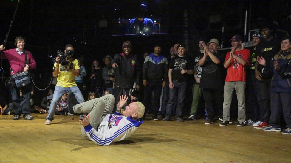 Nottingham hosts over-40s break-dancing competition - BBC News