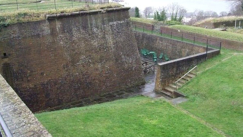 Chatham Fort Amherst storytellers sought for new tours - BBC News
