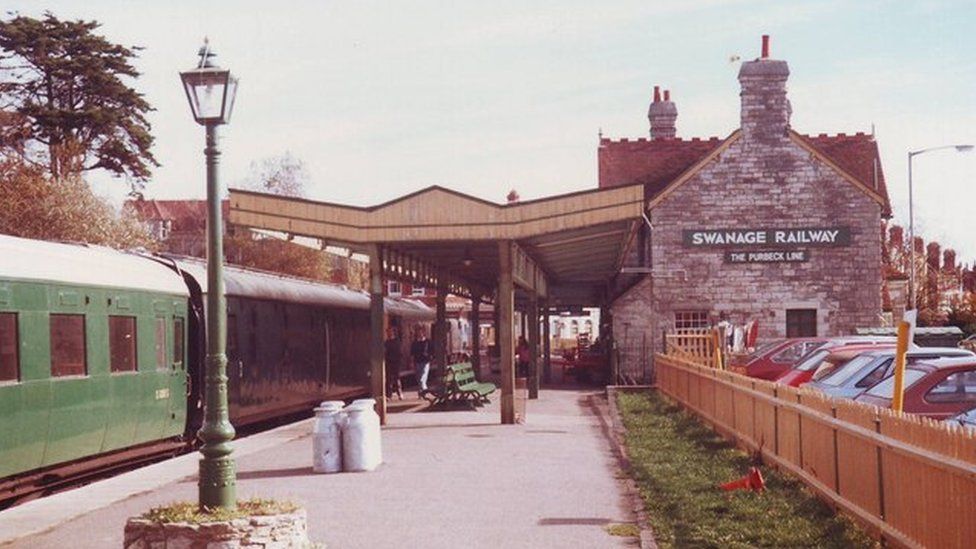 Queen's award for Swanage Railway volunteers - BBC News