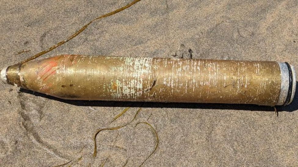Suspected live shell found at Cornwall beach - BBC News