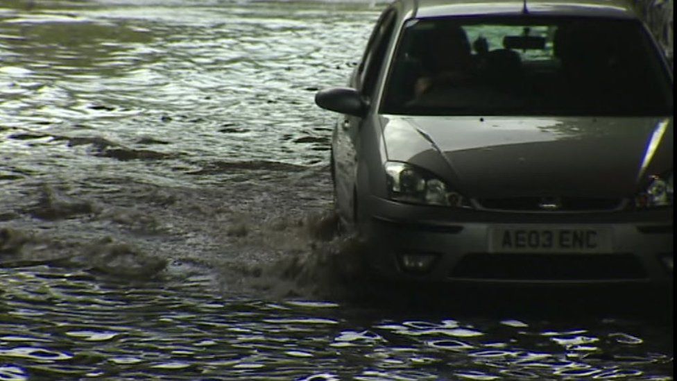 Heavy rain causes flash flooding in Wrexham and Bagillt - BBC News