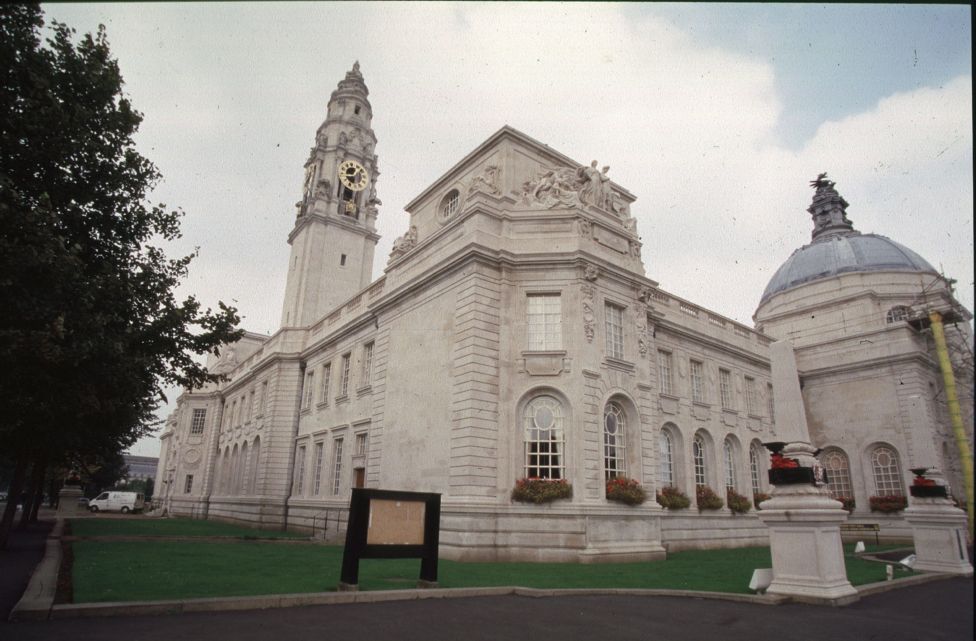 World War Two: Man who saved Cardiff City Hall from bomb turns 100 ...