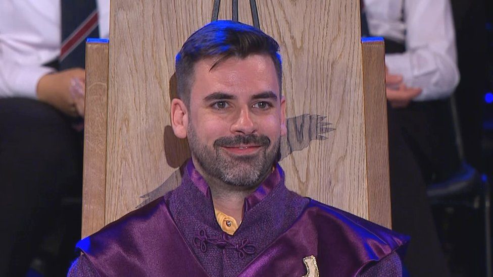 Cai Llewelyn Evans yw enillydd Medal Ddrama Eisteddfod 2023 - BBC Cymru Fyw