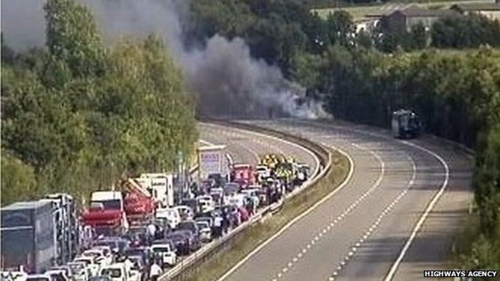 Coach fire closes M40 motorway in Warwickshire - BBC News