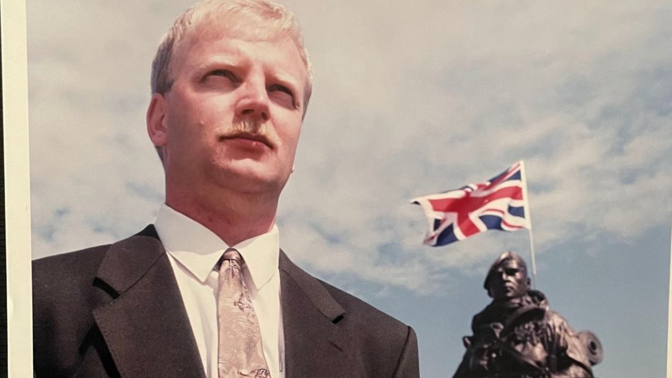 Falklands veteran on the victory picture that went global - BBC News