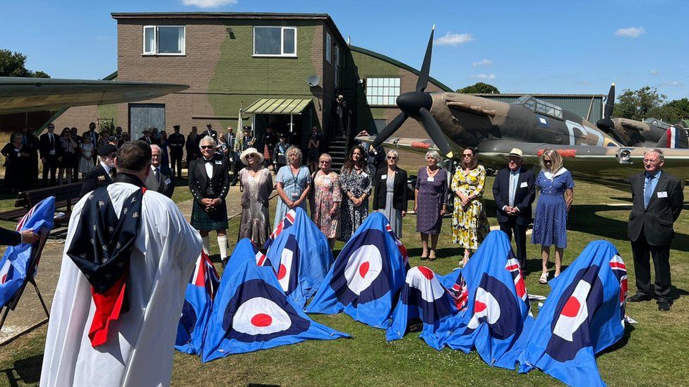 Battle of Britain: Hawkinge statue unveiled to honour airmen - BBC News