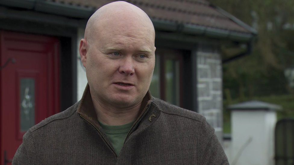 Coronavirus: Tributes paid as couple dies 12 hours apart - BBC News