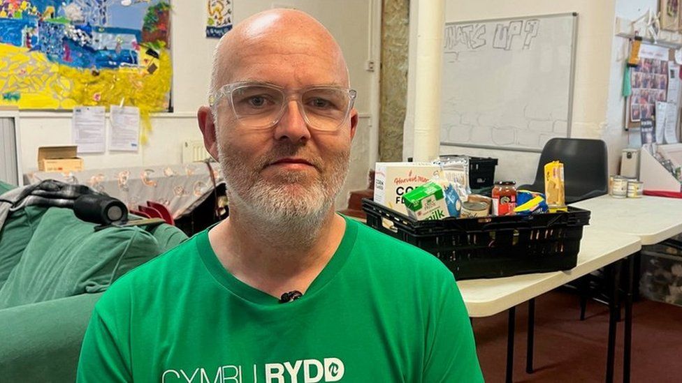Tlodi: Mwy o deuluoedd yn methu prynu nwyddau sylfaenol - BBC Cymru Fyw