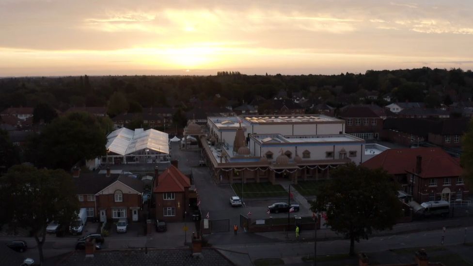 Celebrations for new Hindu temple in Birmingham - BBC News