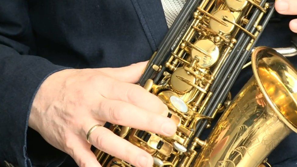 The importance of a one-handed saxophone - BBC News