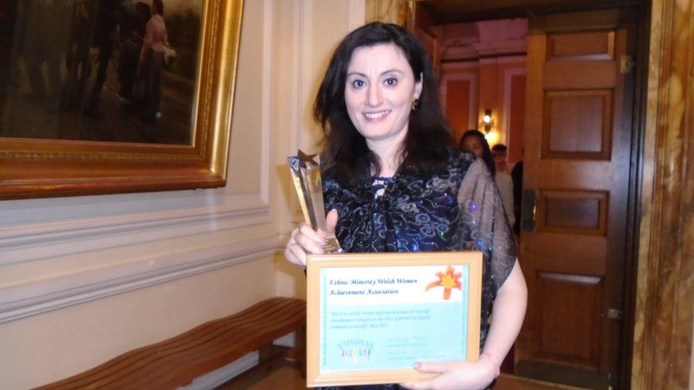 Ethnic women role models celebrated at Cardiff awards - BBC News