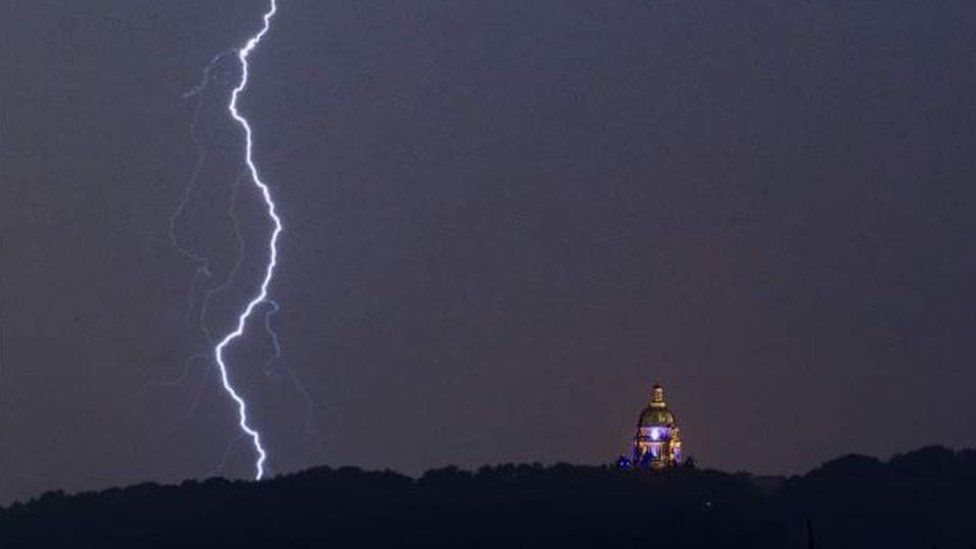 In pictures: Spectacular storms light up England skies - BBC News