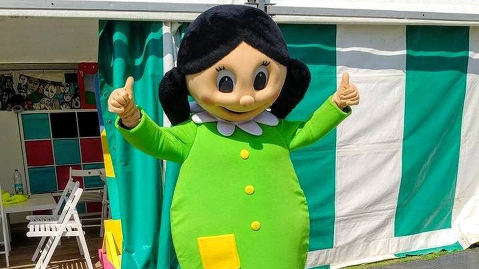 Magi Ann Welsh language reading app wins Lottery award - BBC News