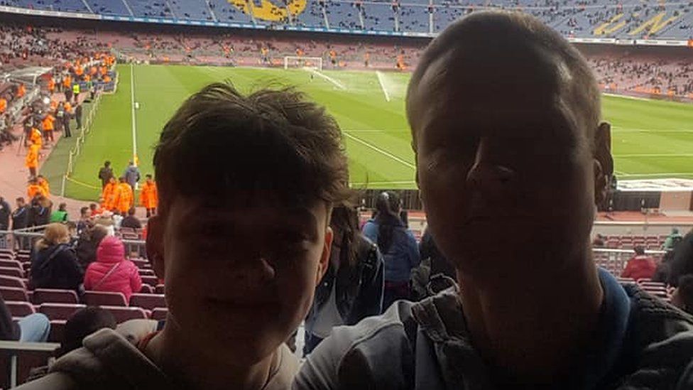 'Hot dog and Coke' FC Barcelona Good Samaritan sought - BBC News