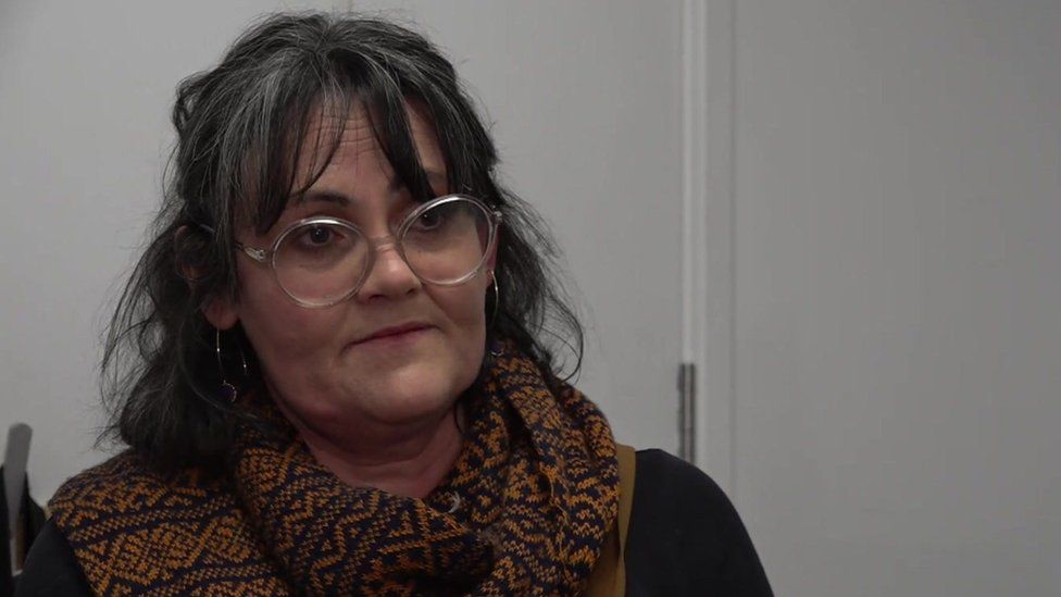 'Galar a rhyddhad' cael diagnosis awtistiaeth yn oedolyn - BBC Cymru Fyw