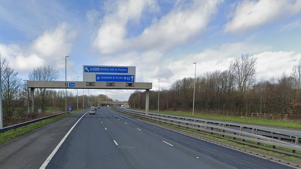 M62 crash: Woman dies after two cars collide - BBC News