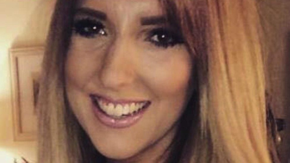 Family of cancer blogger Anna Swabey 'overwhelmed' by tributes - BBC News