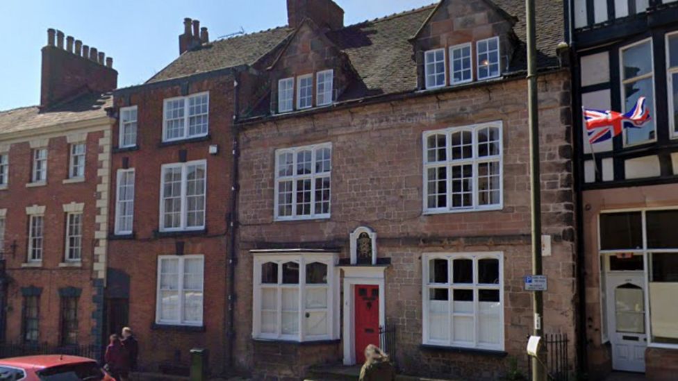 Plaque to celebrate two famous visitors to Old Stone House in Leek ...