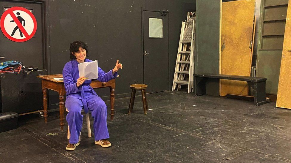 Drama dairieithog yn taclo'r argyfwng tai - BBC Cymru Fyw