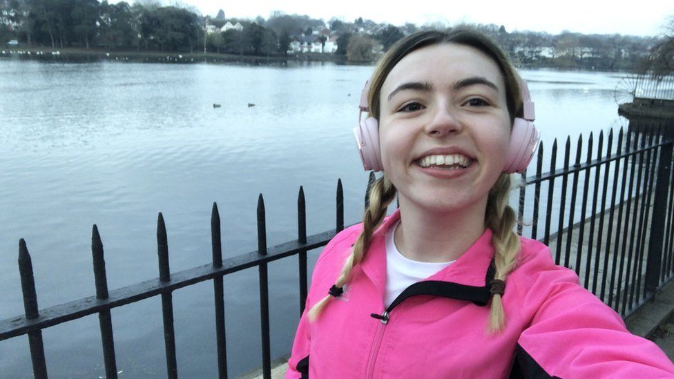 Blwyddyn newydd... ond yr un hen fi - BBC Cymru Fyw