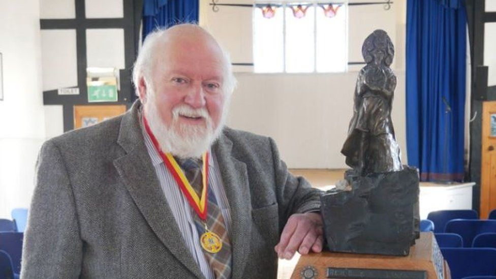 Group uniting Manx expats at risk of closure after 112 years - BBC News